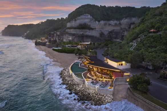 Uma Beach House restaurant, club opens in Bali with ocean views ⋆ Happy ...